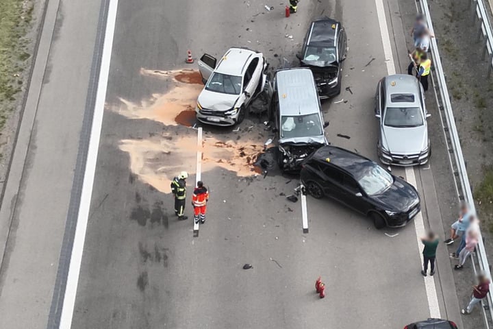 Nach Serien-Unfall auf A4 - Acht Verletzte und stundenlange Vollsperrung
