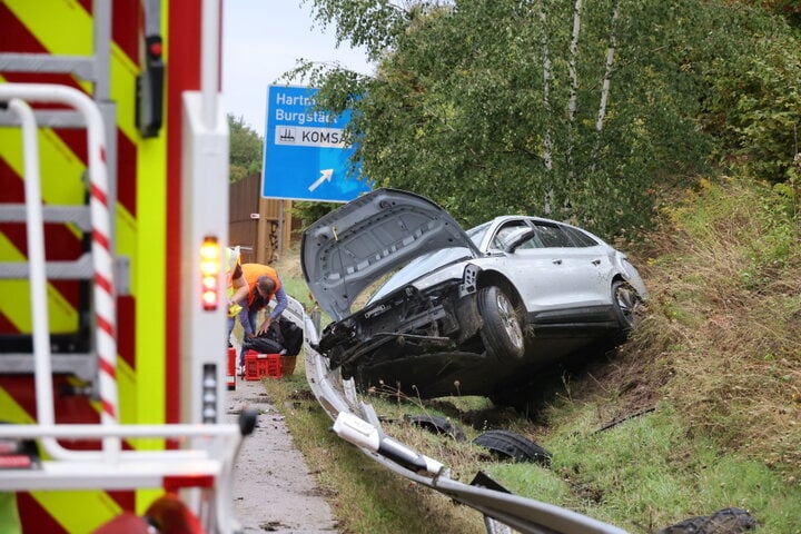 Unfall A72: Skoda kracht bei Starkregen auf Leitplanke - Fahrer überlebt wie durch ein Wunder