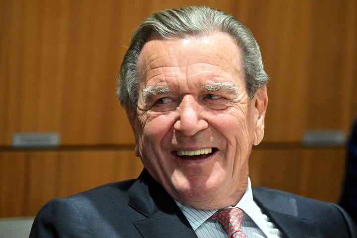 Olaf Lies neuer Ministerpräsident: Gerhard Schröder zurück in der Öffentlichkeit