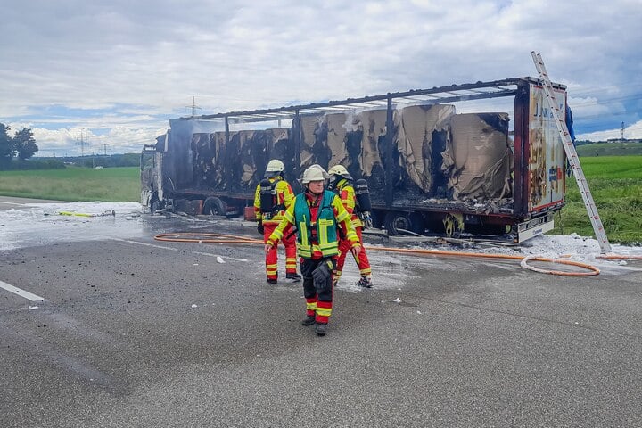 Unfall A81: Lastwagen geht in Flammen auf - Nichts geht mehr!