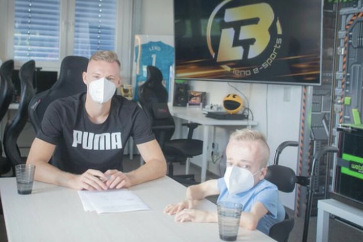 Rollstuhl-eSportler gewinnt mit Fußballprofi bedeutendes FIFA-Turnier