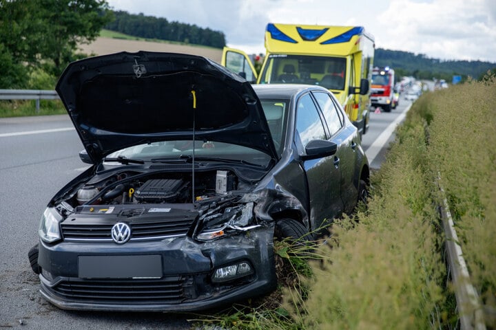 Stau nach Unfall auf A4: VW-Fahrer kracht gegen Leitplanke