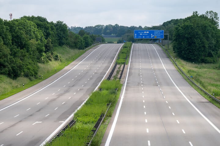 A9 gesperrt - Autobahn nach Dammbruch unter Wasser