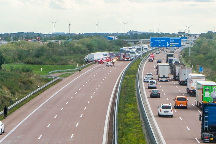 A9 wegen Unfall mehrere Stunden gesperrt: Lkw kracht in Leitplanke und verkeilt sich