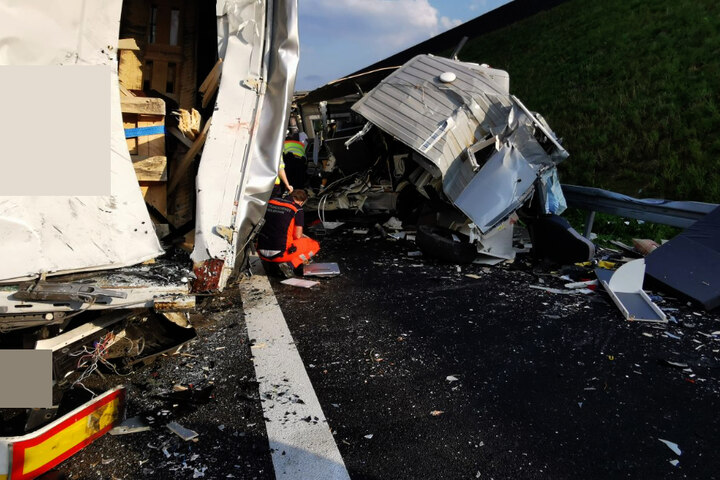 Unfall A6: Horror-Unfall auf der A6! Wohnmobil kracht ins Stauende, 57-Jähriger stirbt