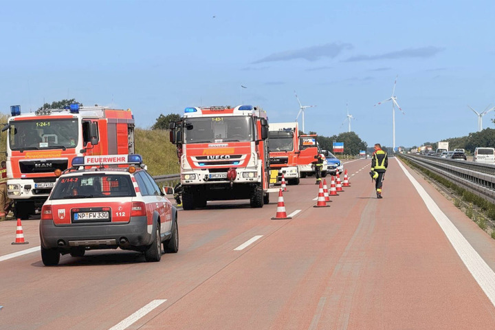 Unfall A24: Lkw kippt mit Gefahrgut auf A24 um - Stau-Frust bis zum Abend