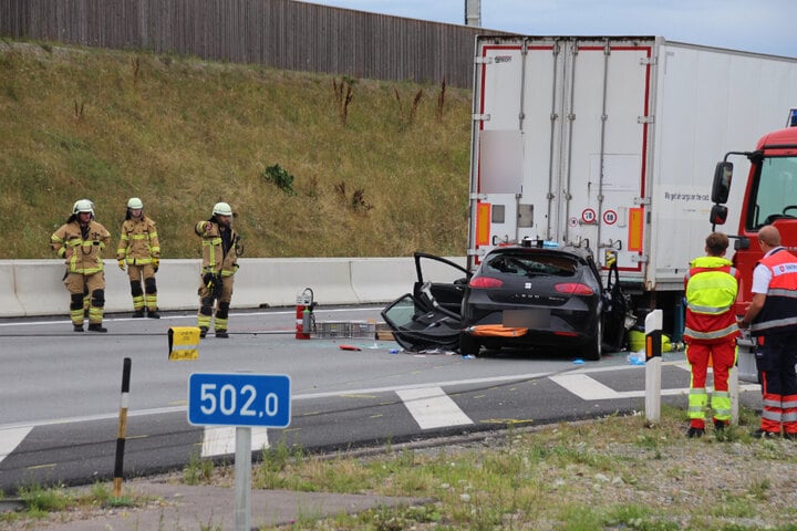 Tödlicher Unfall auf A3 am Stauende bei Barbing - Seat kracht in Lkw-Sattelanhänger