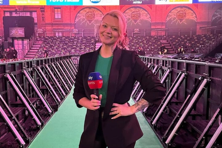 Schuld ist ihr Hals! Sky-Reporterin Polly James bekommt "eine Menge ...