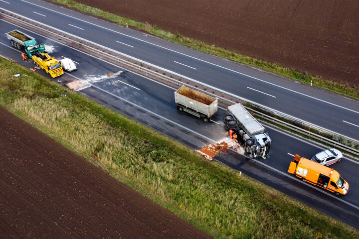 Leuna: Drei Verletzte bei Unfall auf A38 - Plötzlich lag der Laster quer