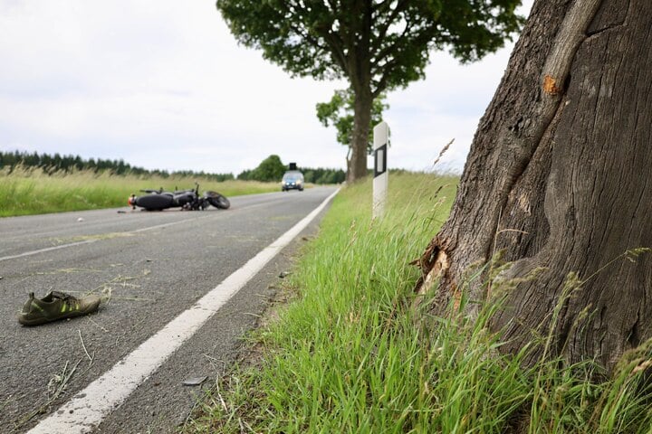 Schlimmer Unfall im Erzgebirge: Biker prallt gegen Baum und wird schwer verletzt
