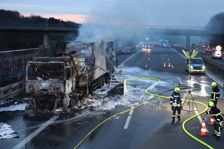 Lkw brennt auf Standstreifen der A3 aus: Fahrbahn nach Frankfurt lange gesperrt!