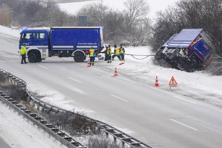 Unfall A4: THW-Fahrzeug kracht auf A4 gegen Leitplanke und fährt in den Straßengraben