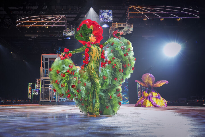 Sängerin Loi performt als Stargast bei "Holiday on Ice"