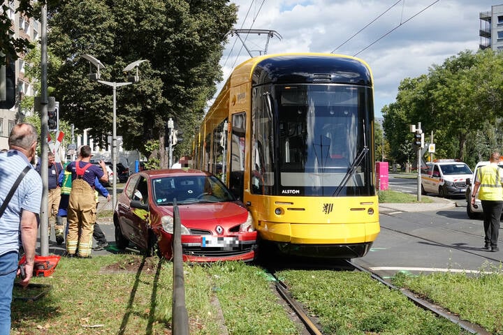 Unfall an Dresdner Bahnübergang: Auto zwischen Tram und Geländer verkeilt
