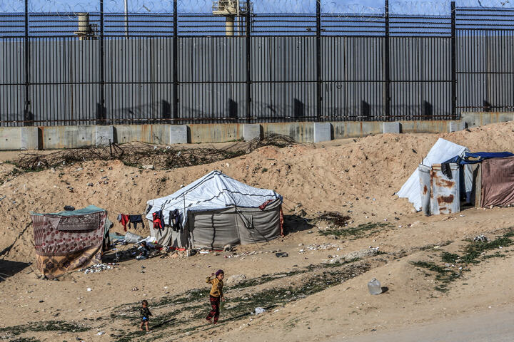 Israel-Krieg: Fallschirm versagt - Fünf Menschen von Hilfslieferung ...