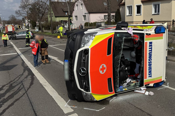 Auf Einsatzfahrt in Ludwigsburg: Rettungswagen in schweren Unfall verwickelt, fünf Verletzte