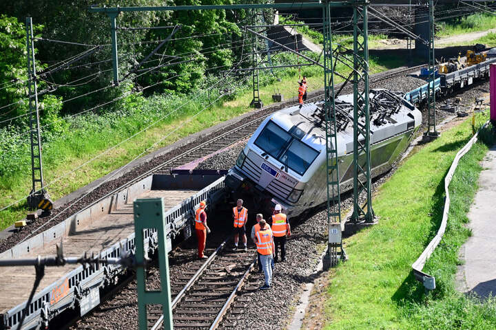 Frontalcrash zwischen zwei Zügen im Hamburger Hafen: Bahnverkehr ...