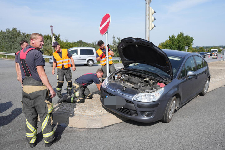 VW kracht mit Citroën zusammen: Zwei Verletzte nach Unfall an Autobahnabfahrt