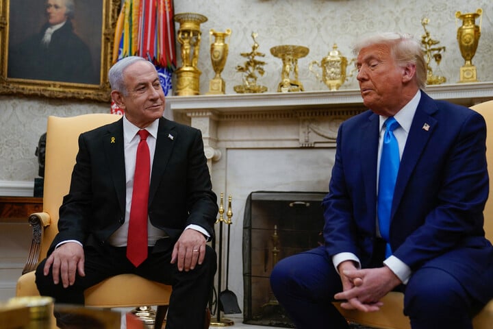 Israel's Netanyahu gifts golden pager to Trump celebrating Lebanon attacks