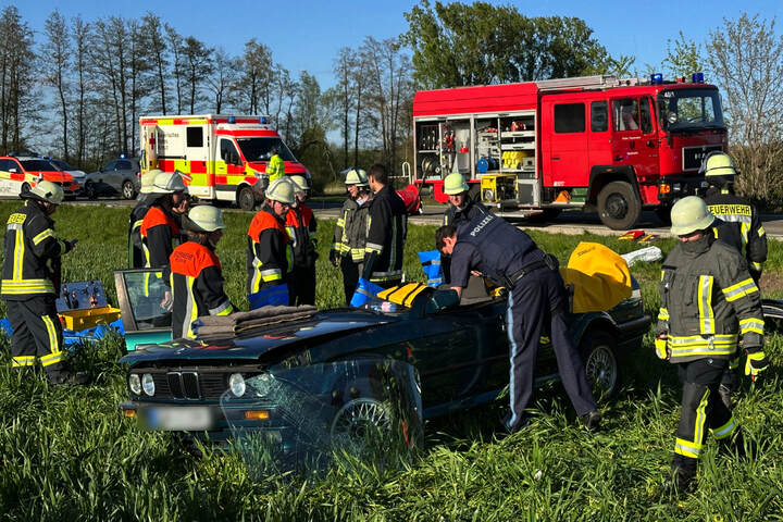Nicht angeschnallt? Mann wird bei Unfall aus BMW geschleudert