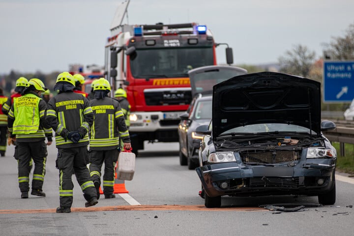 Schwerer Unfall auf A4 Richtung Dresden: VW kracht in Stau-Ende
