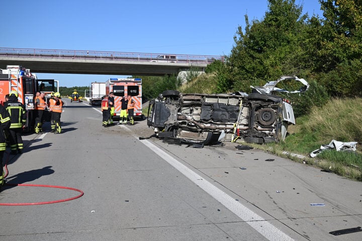 Transporter-Fahrer stirbt bei schwerem Unfall auf A38 bei Leipzig