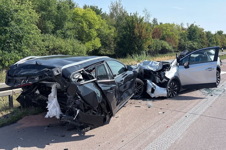 Schwerer Unfall auf der A14 bei Halle: Zwei Menschen lebensbedrohlich verletzt