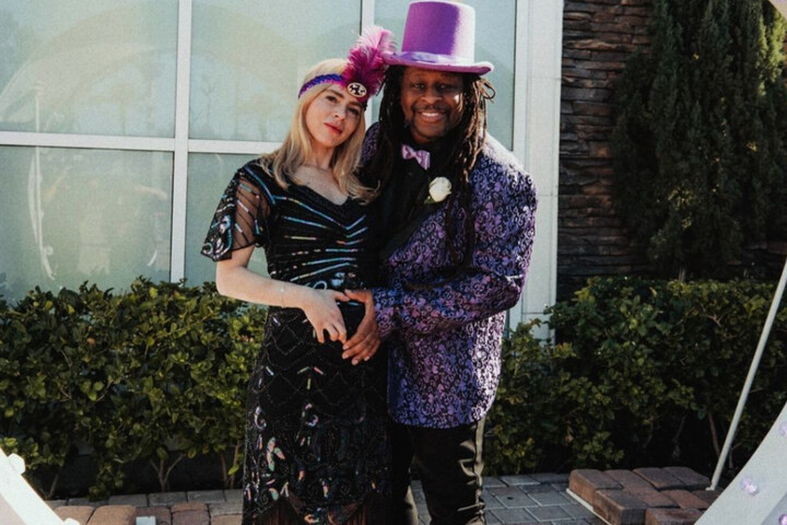 Mola Adebisi und Adelina verraten Baby-Geschlecht: Spektakulärer ...