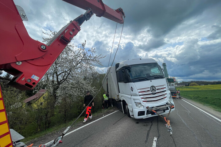 Lkw-Unfall bei Hainichen: B169 stundenlang gesperrt