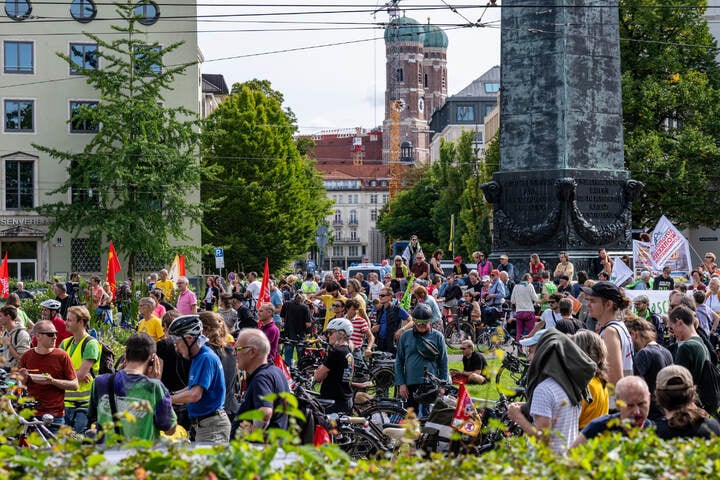 IAA München: Rad-Demo zieht durch Innenstadt, Aktivisten blockieren Leopoldstraße