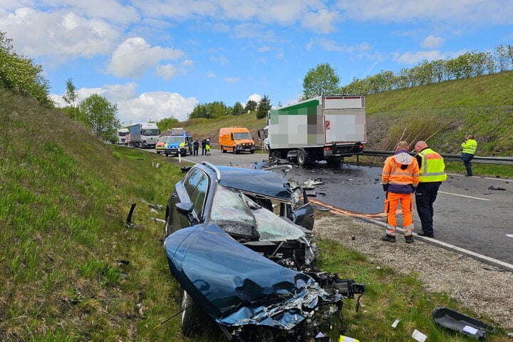 Unfall auf B174 im Erzgebirge: Laster kollidiert frontal mit Auto
