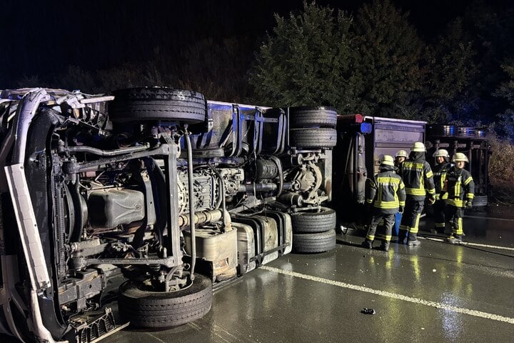 Vollsperrung auf A3 bei Köln nach Lastwagen-Unfall