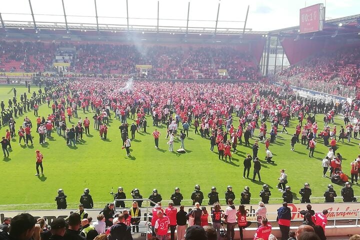 Energie Cottbus feiert den Aufstieg: Fans singen: "Pele hat gesagt, wir ...
