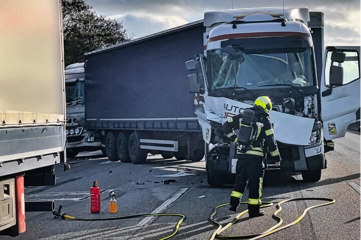 Unfall A57: Chaos auf der A57 - Fünf Verletzte und Stau nach heftigem Unfall