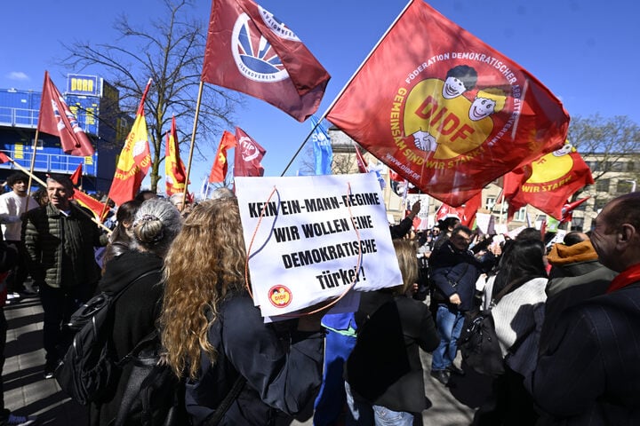 Menschen gehen gegen U-Haft von Erdogan-Gegner Ekrem Imamoglu auf die ...