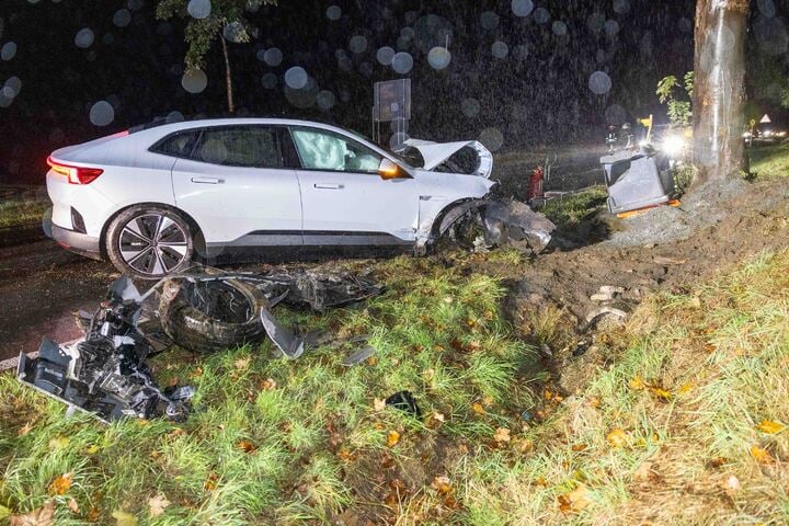 Unfall auf B173 bei Oberschöna: Auto kracht frontal gegen Baum