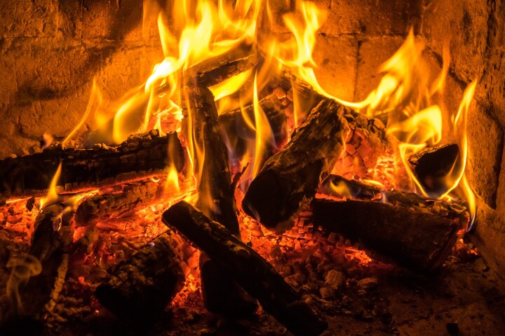Nasses Holz verbrennen? Warum es gefährlich ist