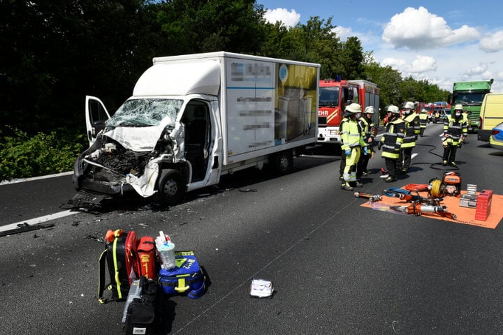 Schwerer Unfall auf A99: Kleintransporter kracht am Stauende in Lkw