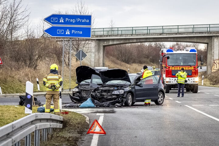 Heftiger Unfall an der A17: Golf rast frontal in Volvo - Acht Personen ...