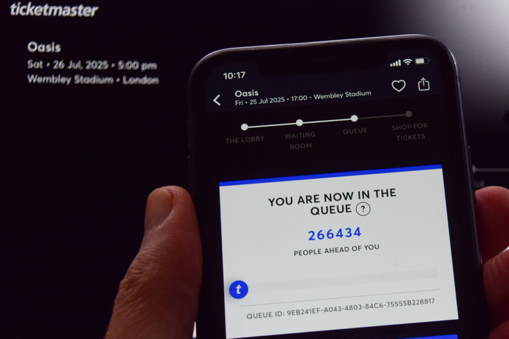 Oasis fans the latest to suffer Ticketmaster chaos as websites crash ...