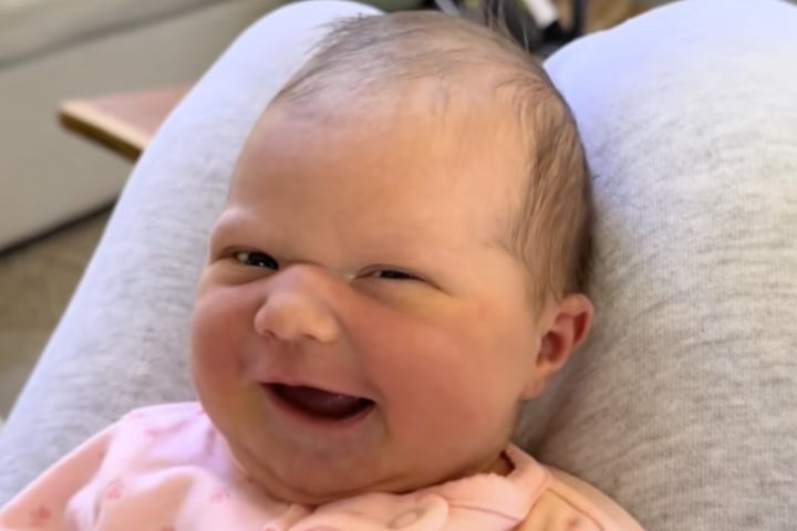 Mutter teilt bezaubernde Reaktion ihres Sohnes auf seine neugeborene ...