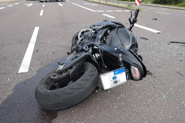 Heftiger Kreuzungs-Unfall in Barleben: Motorradfahrer schwer verletzt
