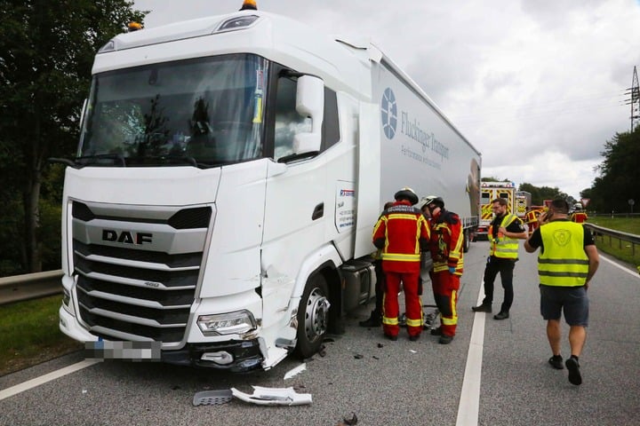 Unfall A7: Schwerer Crash zwischen LKW und Auto - Fahrerseite reißt ab ...