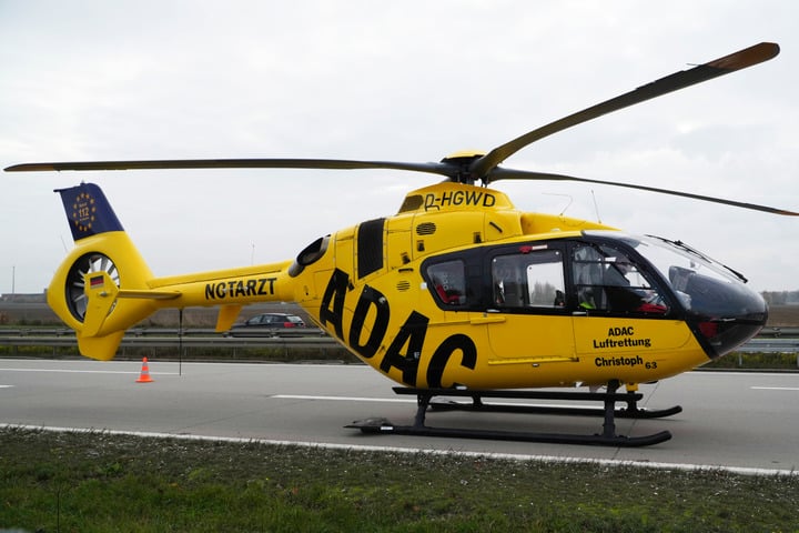 A38 nach Unfall voll gesperrt: Laster kracht in Schilderwagen