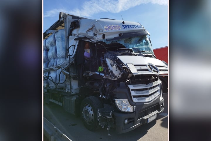 A9 - Zwei Unfälle innerhalb einer Stunde - Lkw verliert Teile seiner Ladung