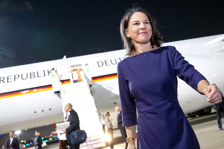 Bundesaußenministerin Baerbock umfliegt Nachtflugverbot in Frankfurt