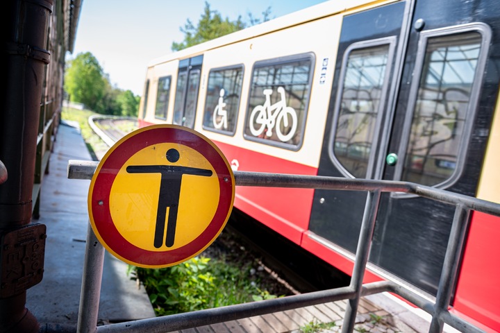 Nach tödlichem S-Bahn-Unfall in Berlin: Deutsche Bahn warnt vor ...