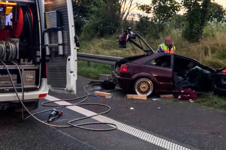 Unfall auf der A66: Autofahrer unter Schutzplanke eingeklemmt und schwer verletzt ...