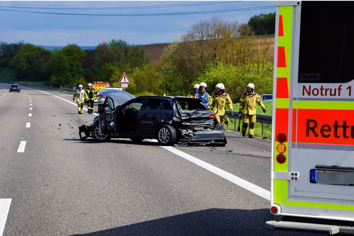 Unfall A5: 40-Tonnen-Laster kracht in Leitplanken und drei Autos - Vier Verletzte!