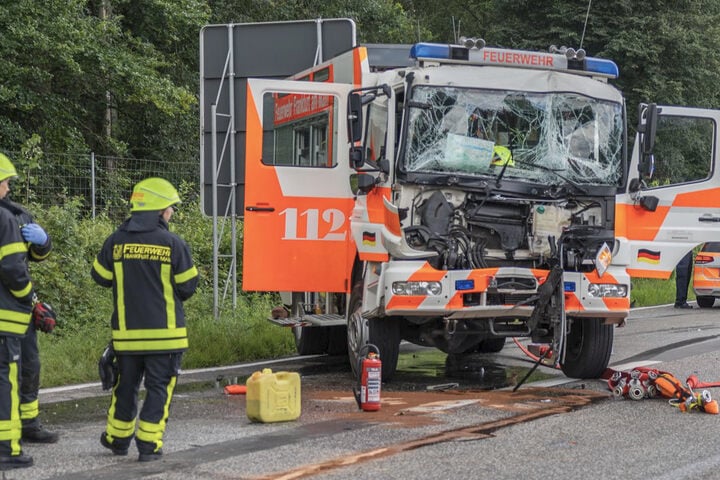 Unfall auf A3 bei Frankfurt: Sieben Feuerwehrleute zum Teil schwer verletzt